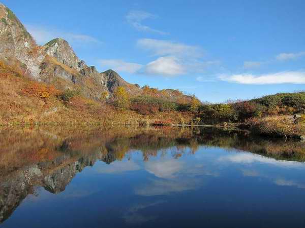 奥又白池 昔と違って塵芥一つない清冽な池に周囲の紅葉と北尾根が映る